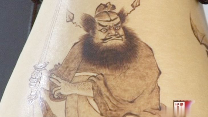 在葫芦上烙画出惟妙惟肖的图案,形态栩栩如生,真是大开眼界