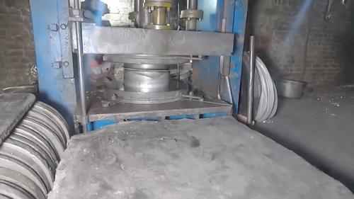 实拍印度小作坊,看工人是如何加工不锈钢锅的,网友:设备真简陋