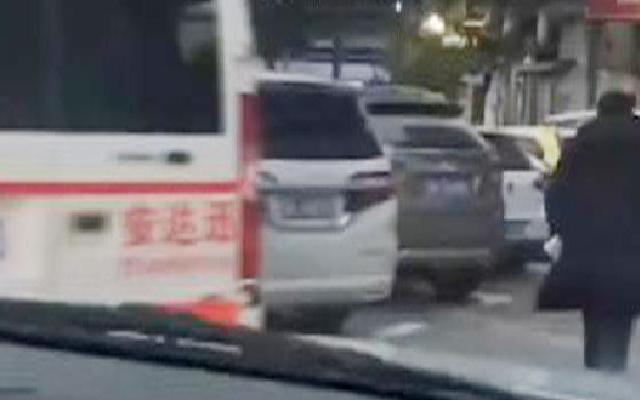 感动又心疼!疑似感染医生奔跑为物资车引路