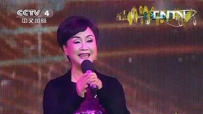 歌唱家李谷一再唱《乡恋》,歌声优美,久违的感觉