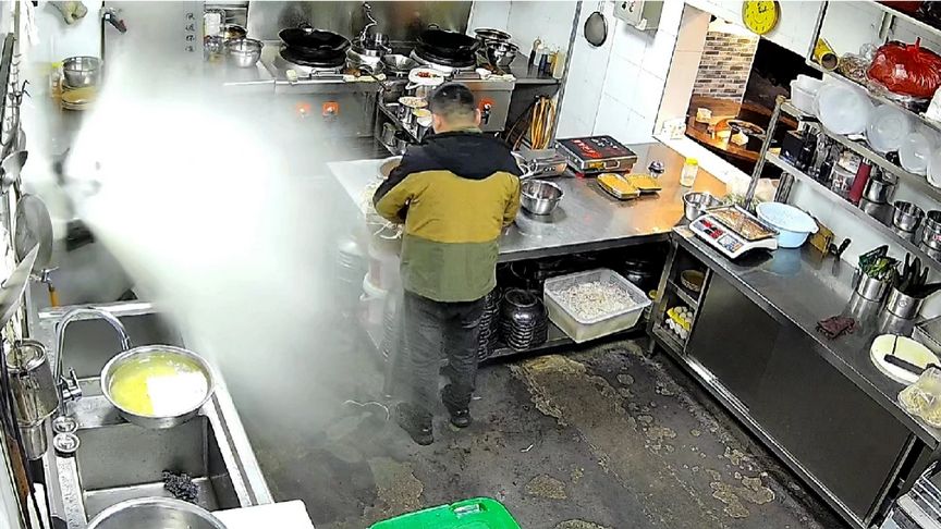 日常安全事故警示:厨房高压锅爆裂,热水炸开四处飞溅。