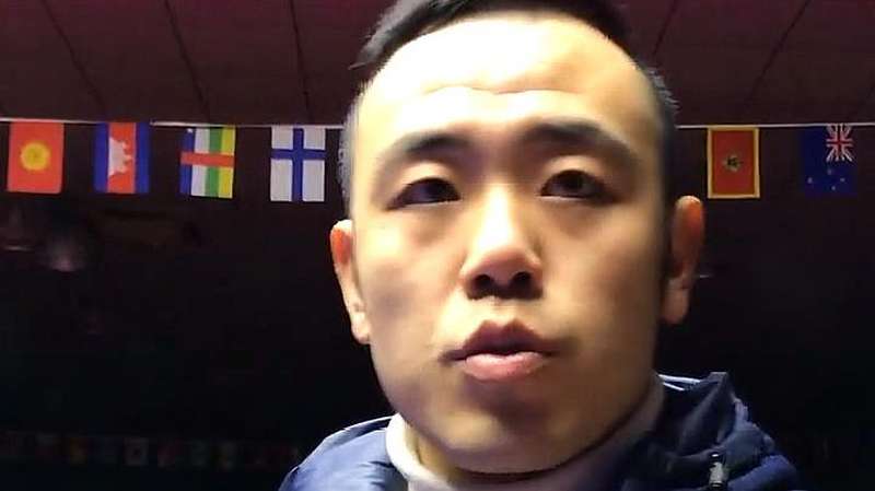 乒乓球教练示范反手撕,记住要领,做到以退为进