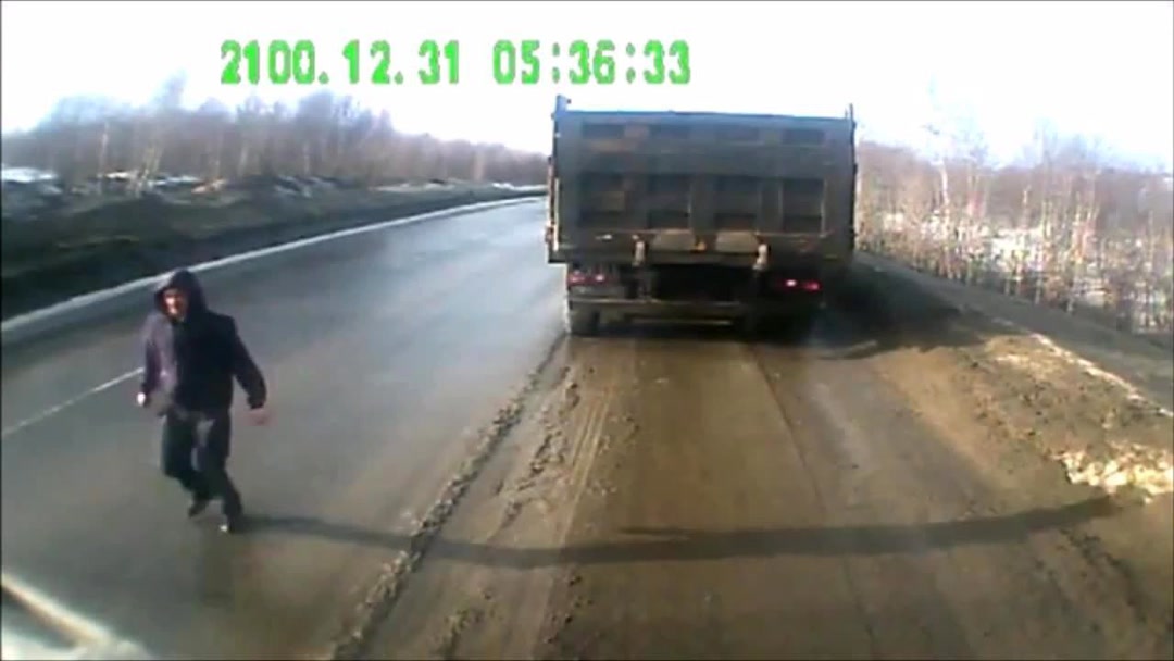 实拍卡车倒退撞车惊险场面