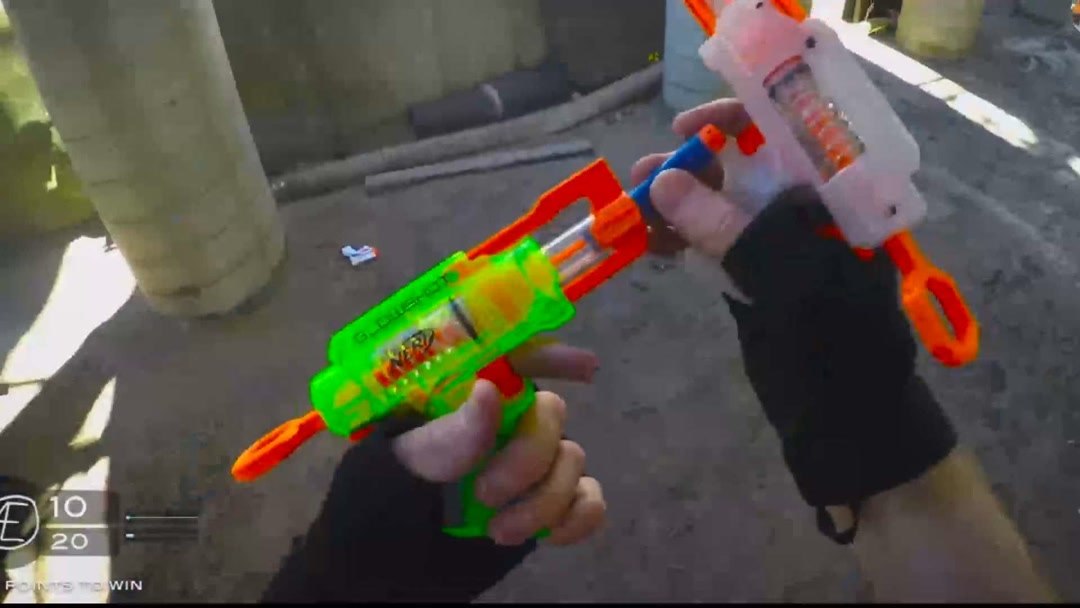 这真人CS玩的真好,这玩具枪伤害也太高了!