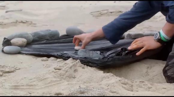 荒野求生:贝爷制作的蒸馏器,也太简单了,有知识就是不一样