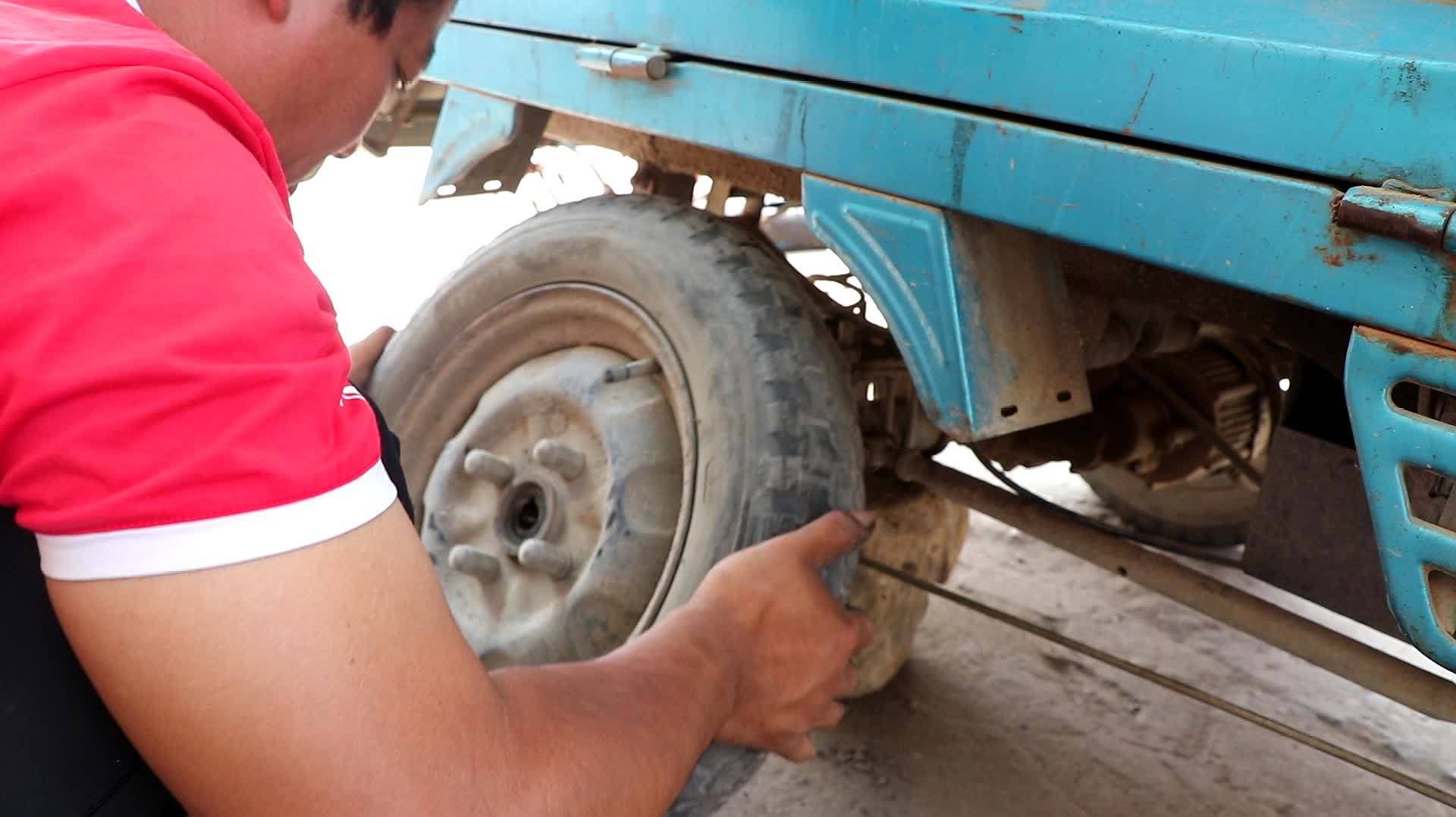电动车突然刹车失灵多可怕?吓的大爷心里发慌,好在没出什么事!