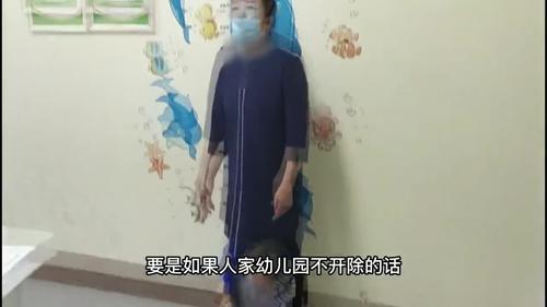 孩子多动症被幼儿园老师发现,劝抓紧治疗。家长,后悔没早发现