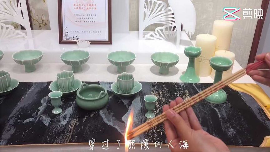 大连殡葬服务礼仪,殡仪师演示上香的正确姿势。