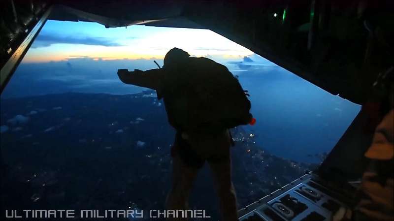 空降兵跳出飞机后为什么不第一时间打开降落伞?