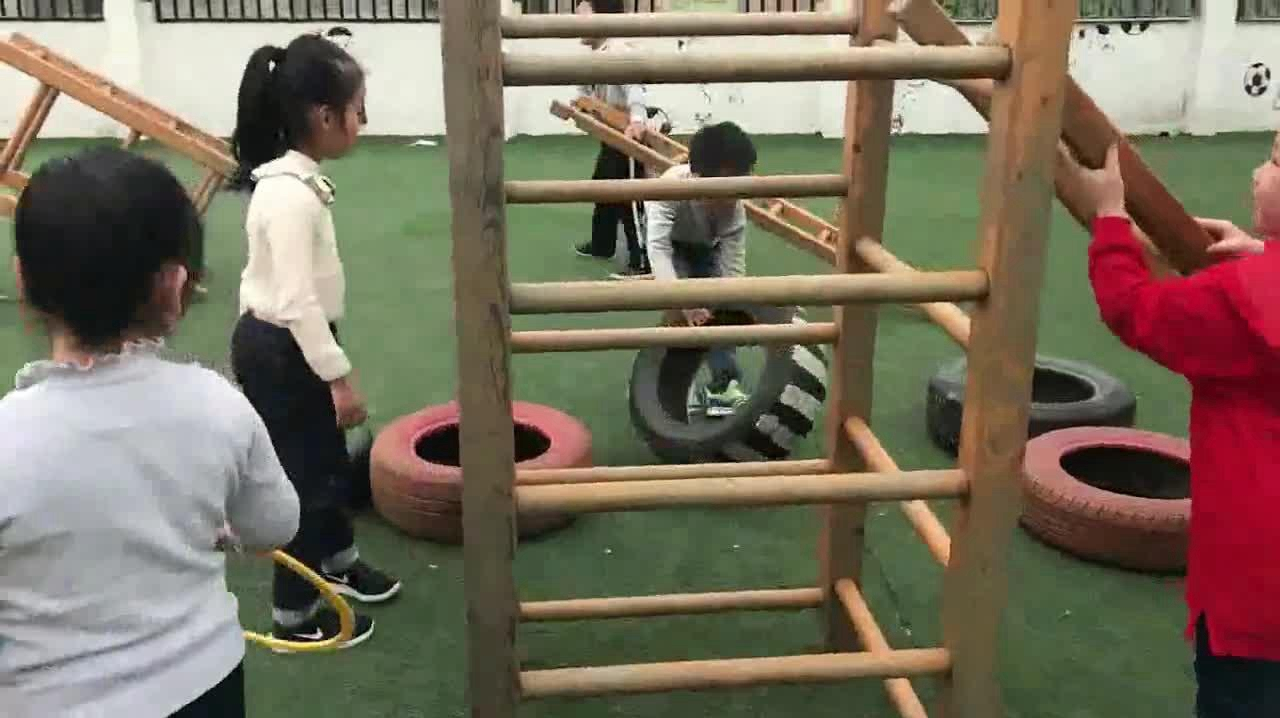 幼儿园自主游戏视频,小朋友们在户外一起玩耍