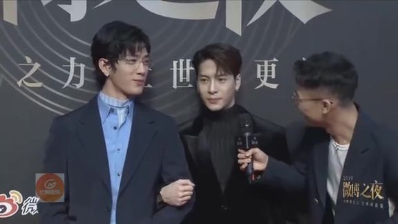 2019微博之夜红毯:王嘉尔,井柏然组“年糕组合”