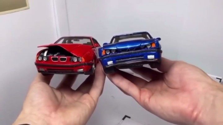 太残暴了!拿我壁橱里限量版宝马车模做碰撞试验?