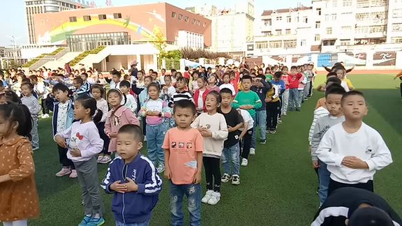 宝贝们学习开笔礼的手势舞,这么美好的瞬间,一定要留作纪念!