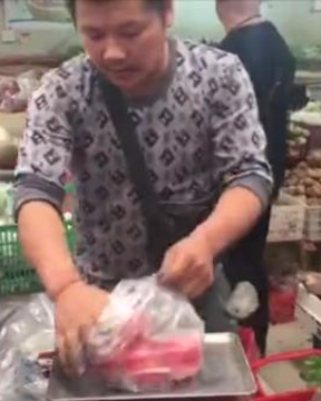 【网红卖菜哥:账清嘴快,诚信为本】近日,陕西西安的一位卖菜小哥王...