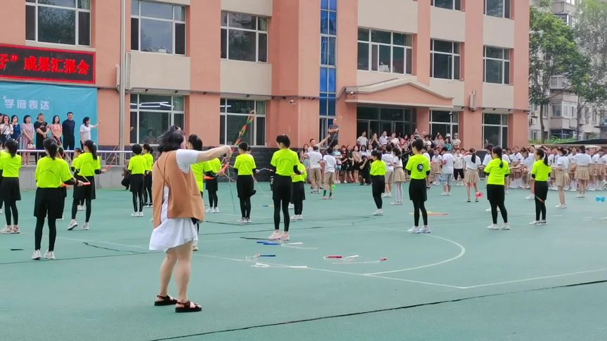 大姑娘学校跳绳队表演