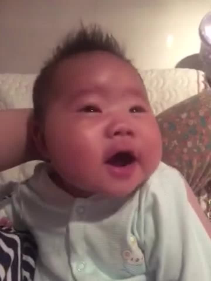 这是果果两个月的时候,第一次见他这样,开心坏了!