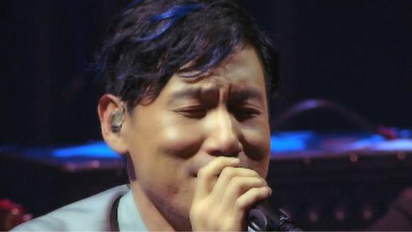 影帝的小型歌唱会,先唱一曲,表情动人,然后介绍下乐队!