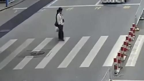 小车斑马线前不礼让,行人被撞飞