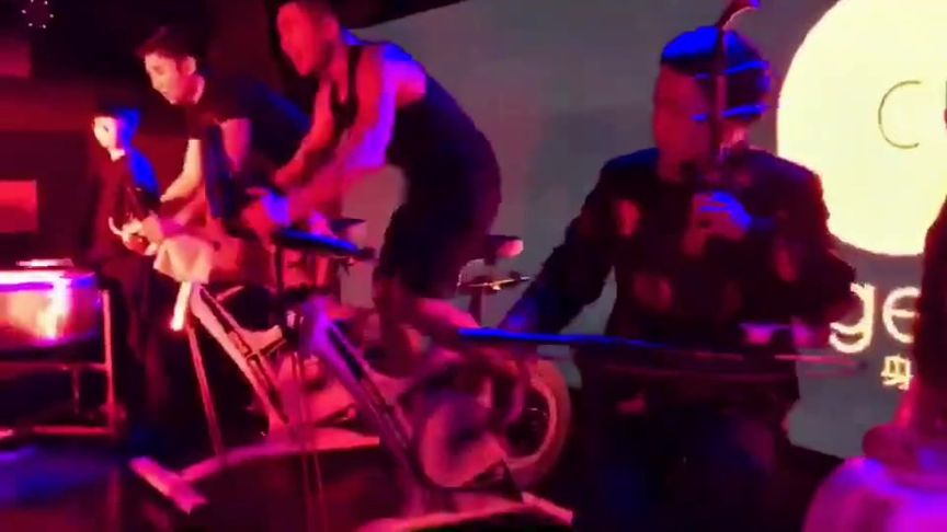 这是我见过的最好的单车房,主要是乐队现场奏乐#健身 #动感单车