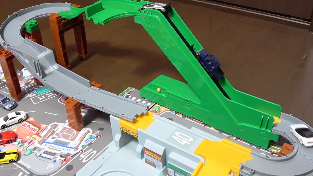 小汽车的玩具轨道拼装和运行