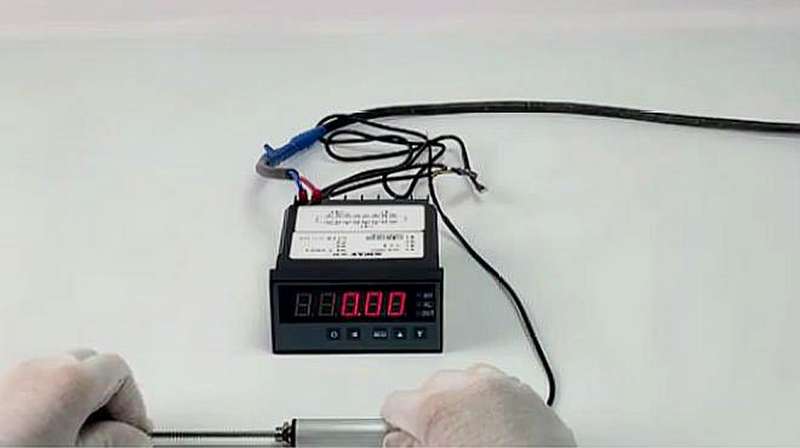 微型弹簧自复位圆管直线位移传感器 仪表测量位移演示