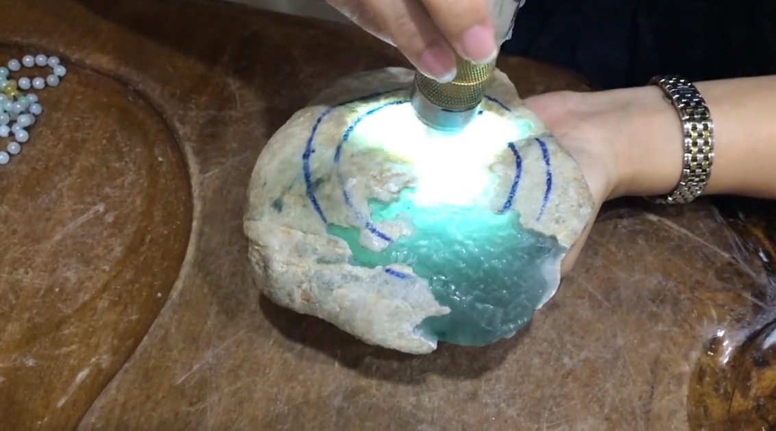 太幸运了!低价淘的冰种翡翠原石,做出翡翠手镯一定很美!