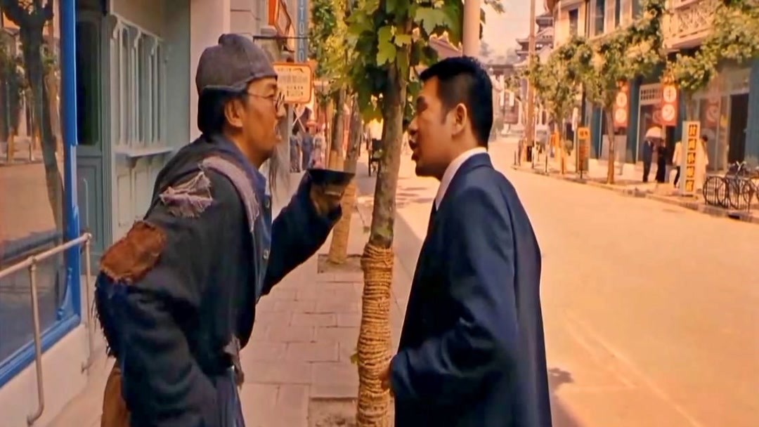 乞丐在上街乞讨,看到女神和土豪在一起,立马变精神小伙!