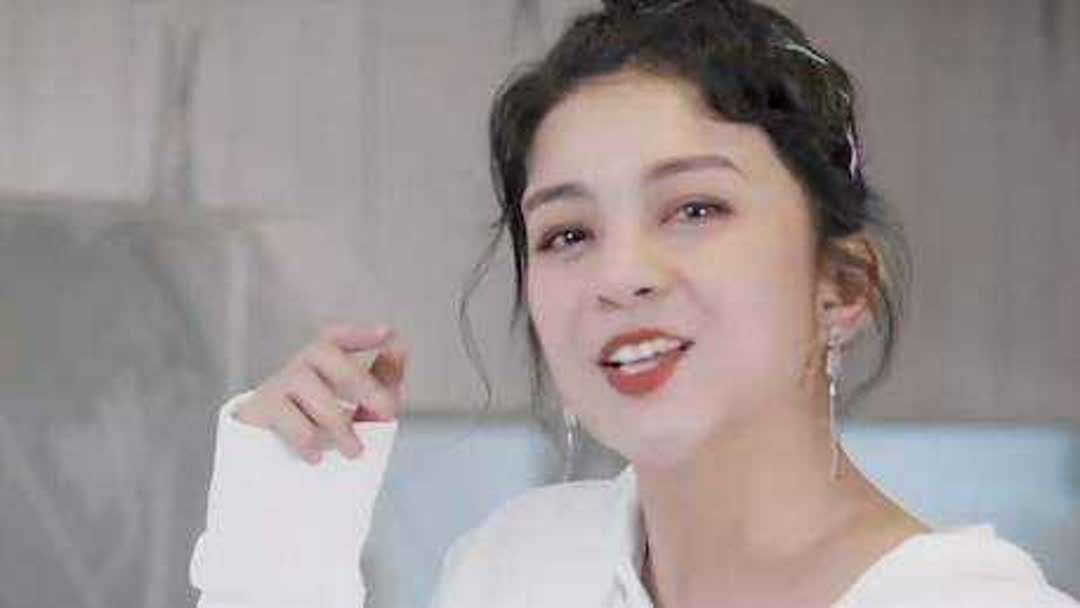 谈莉娜接受采访,被记者追问哭崩,坦诚因为黑而自卑