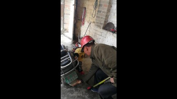 爷爷给电动车车胎打气,拔气筒时,你猜小铭说了什么?