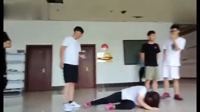 震惊,大学生竟当众斗殴(不完全版)