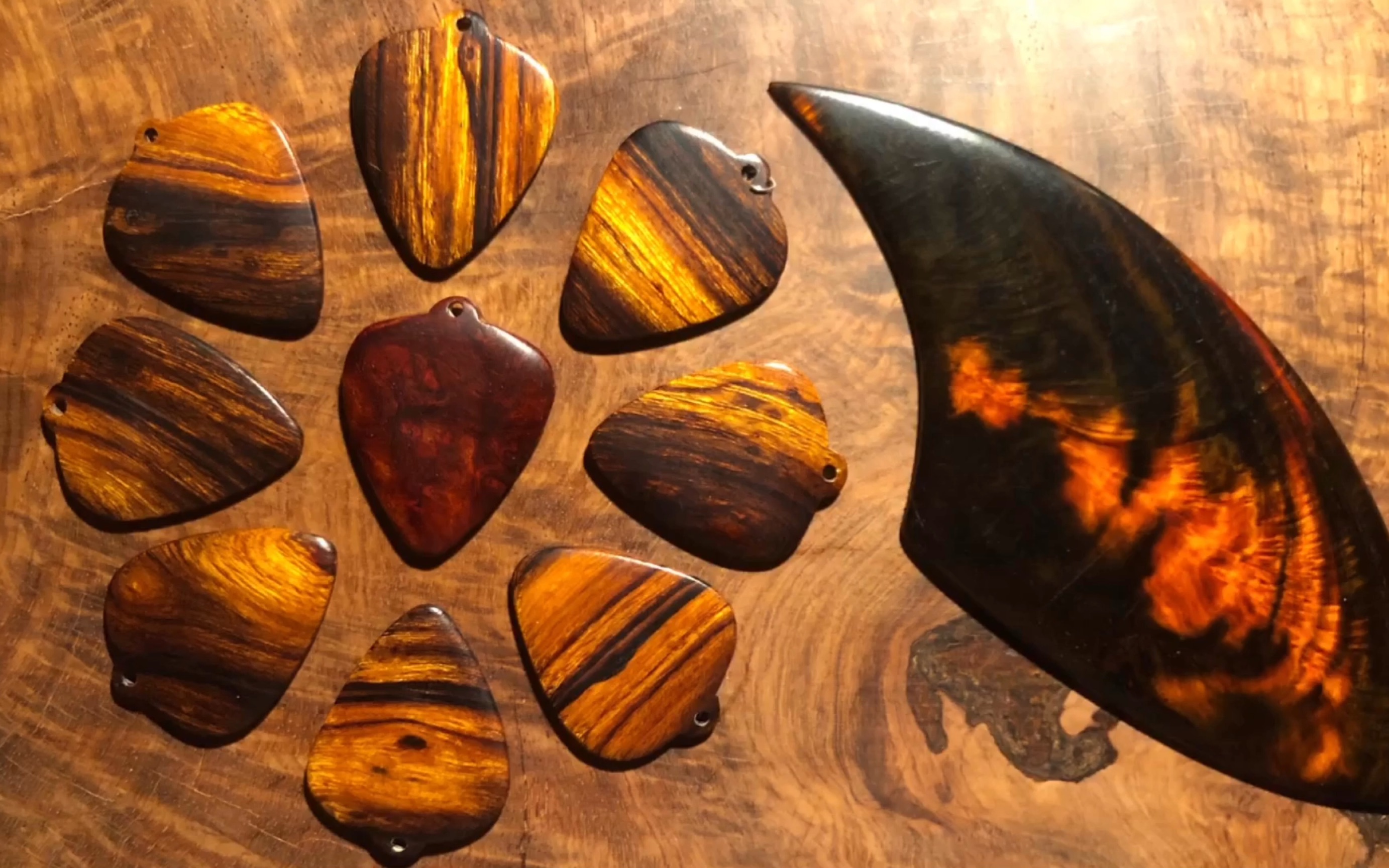 【一个吉他手的不归路】两小时手工制作最美实木拨片。