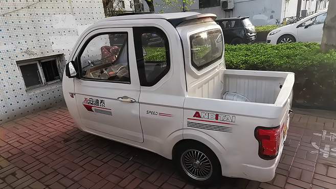 全国上牌!金彭发布新一代封闭式电动三轮车,遮风挡雨,功能齐全