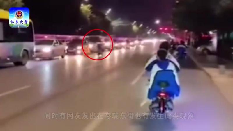 【张家口:中学生骑电动车机动车道上演危险时刻,交通安全隐患重重】...