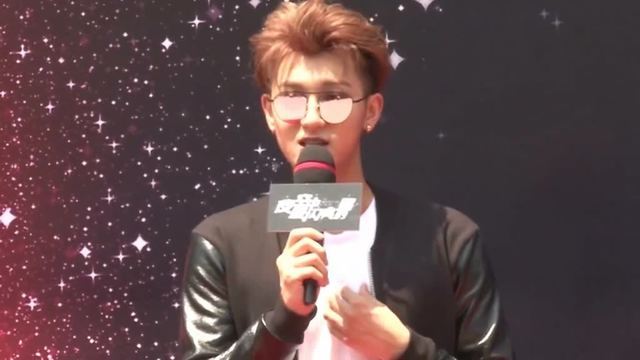 黄子韬晒徐艺洋红毯造型赞其变化大 随后秒编辑 为避嫌真上心