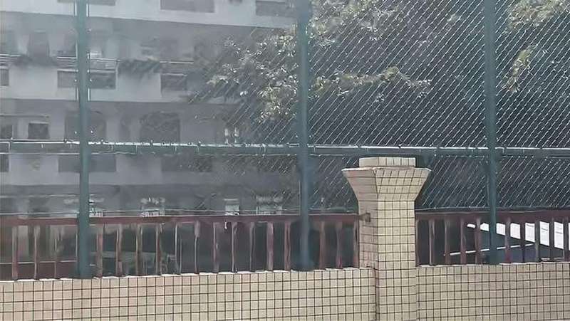 海珠区学校搬桌椅回教室