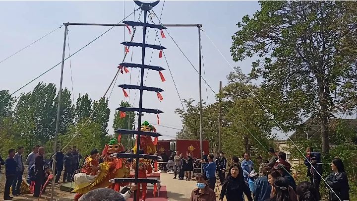 农村舞狮队演出,小伙子们够卖力气