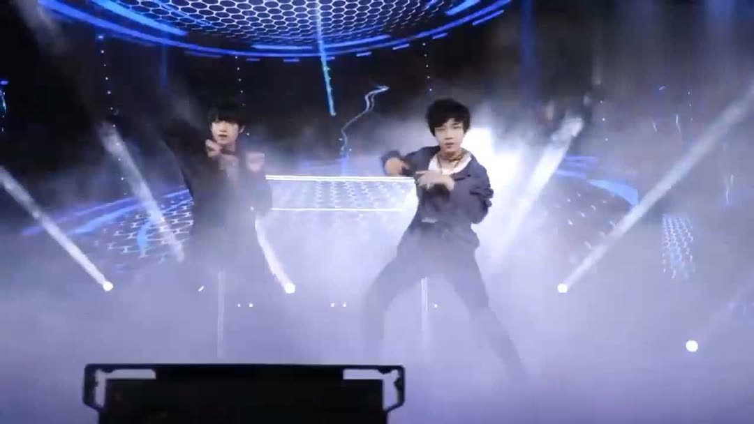 TF家族三代朱志鑫 苏新皓的双人舞,台下粉丝疯狂呐喊