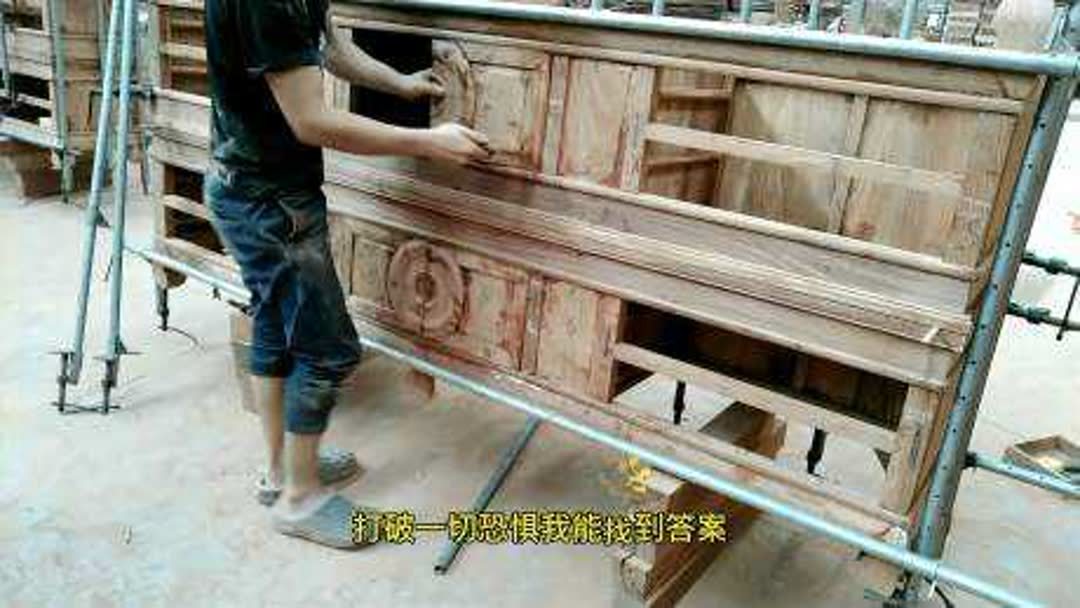 广东木匠安装榫卯结构的红木家具,这样的电视柜能用十年,你信吗