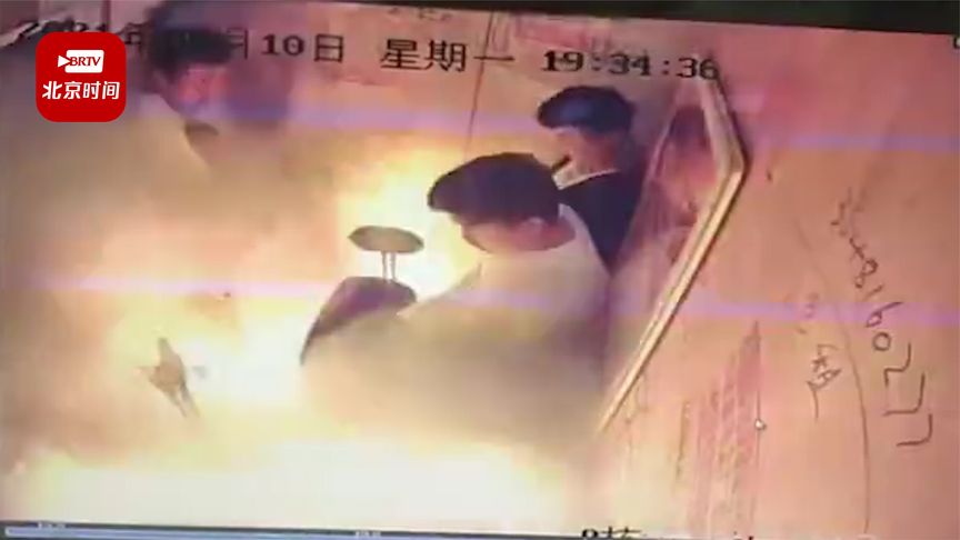 成都一小区居民推电动车进电梯突然起火 5人被烧伤包括一名婴儿