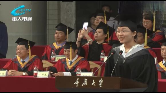 重庆大学美女毕业演讲,全程脱稿自信积极,这就是新时代的大学生