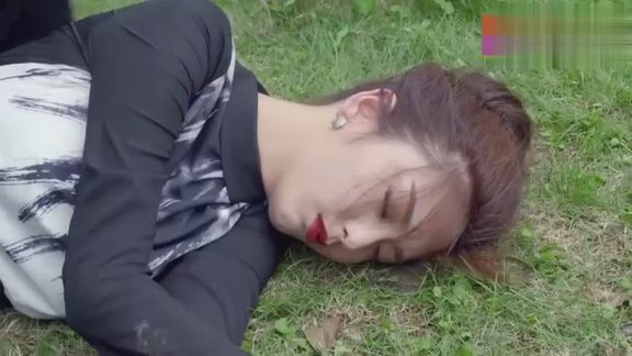 混混报复女毒枭,不料女毒枭霸气反击,混混差点被剁了