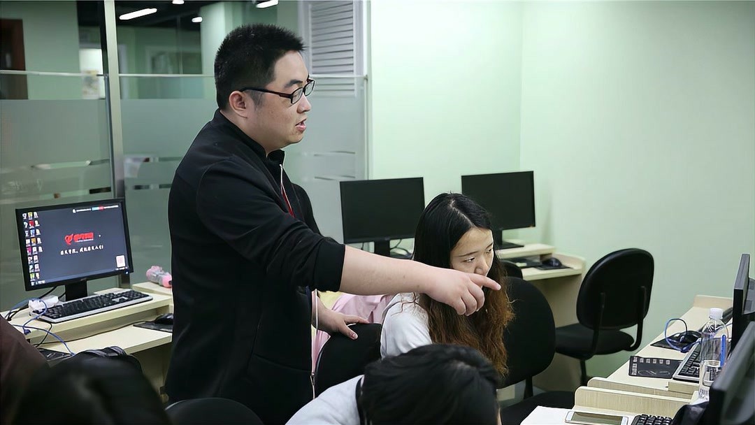 Excel的“分列”功能,可以把一个数据分成几列数据,文员经常用