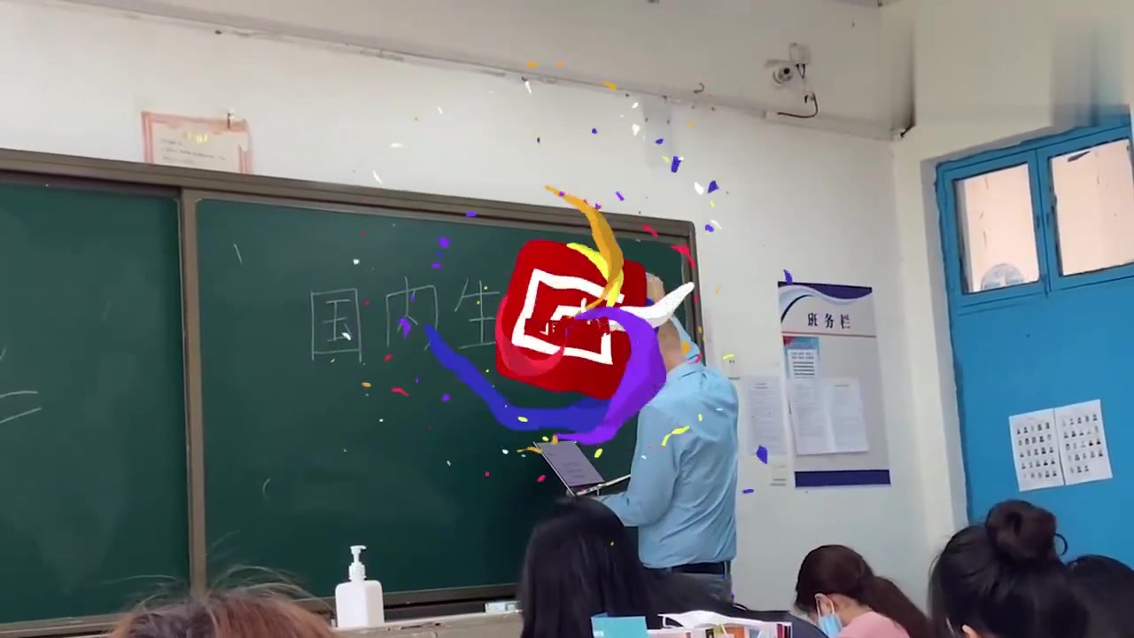 外教上课坚持写中文板书,笔画顺序同学看呆:每一笔都意想不到