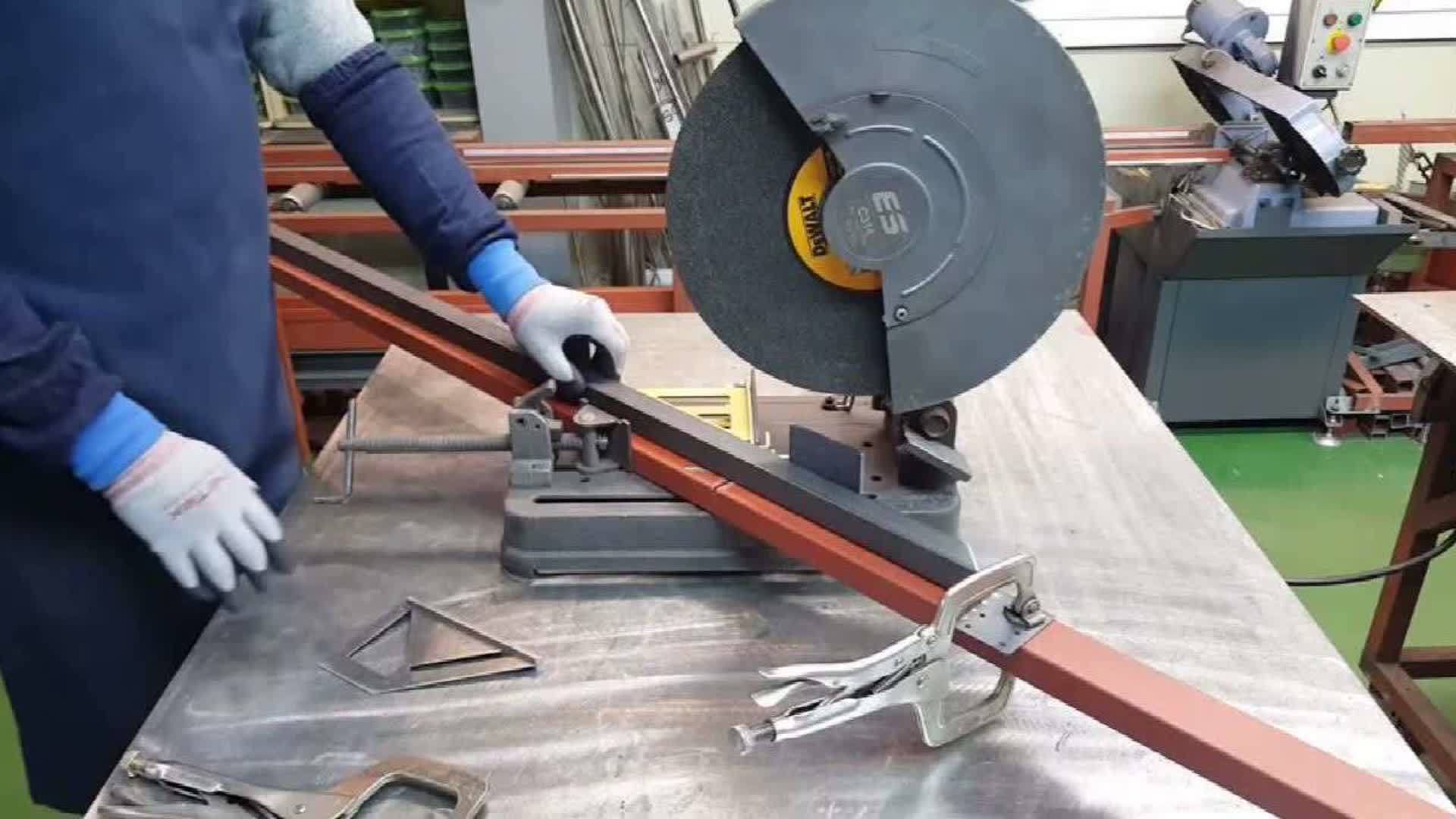 新招的焊工要价400,现场展示角铁折直角的绝活,老板一看给8百