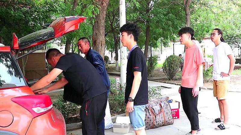 看到这一幕我泪奔了,农村小伙大学毕业,宿舍的兄弟们都来送行