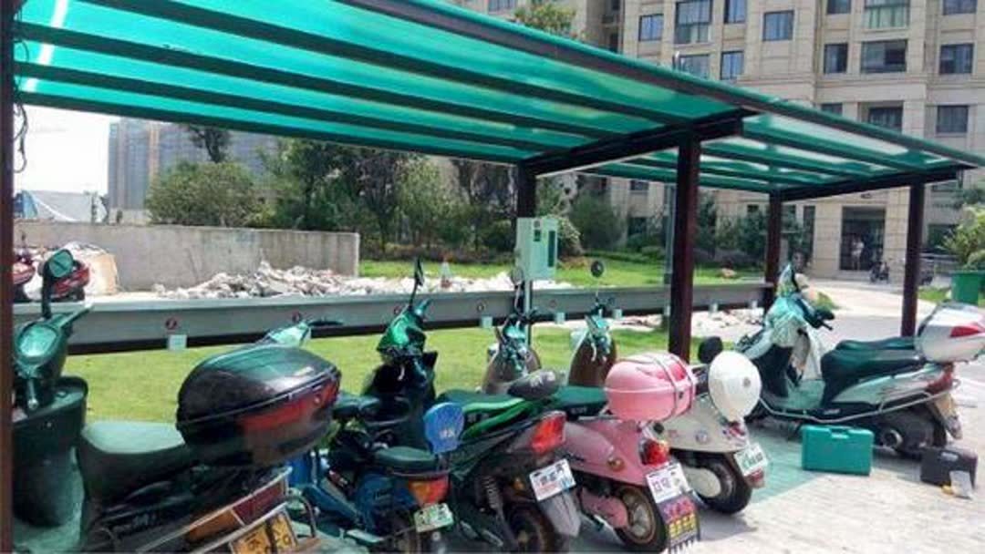 电动车的电瓶刚刚充满电,一加速就掉两格,为什么?