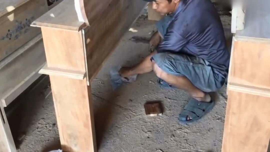 实拍家具厂木工师傅打造床柜,这造型真考验农民工师傅的手艺