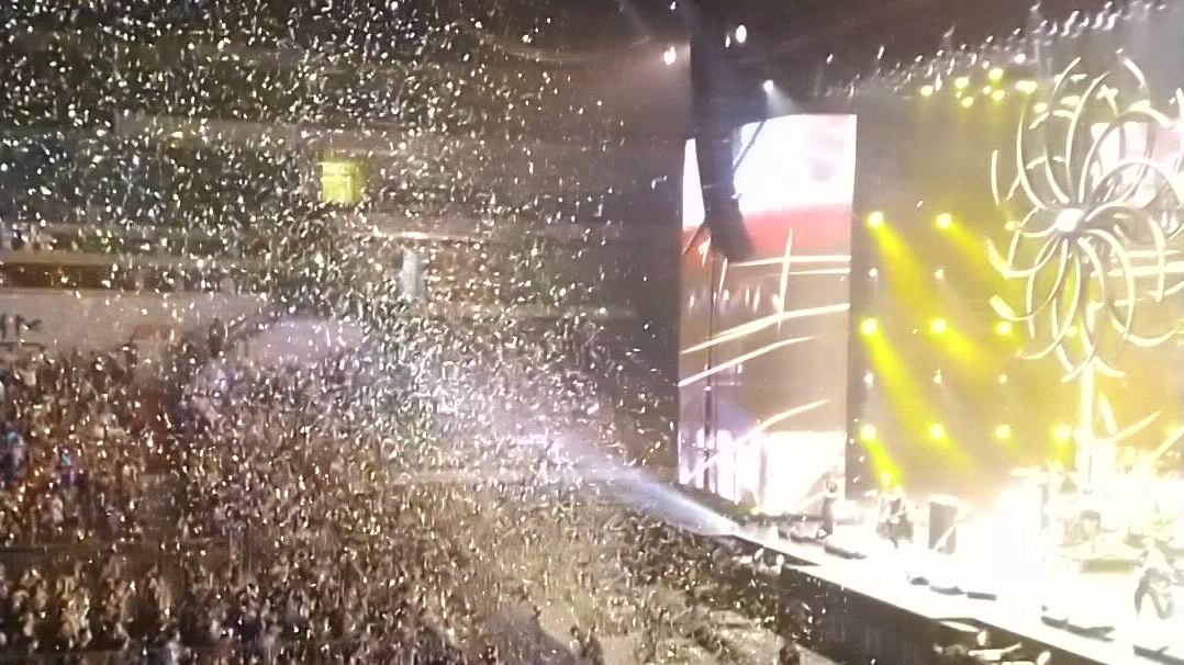 感受一下许巍演唱会的现场,太棒了