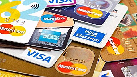 为什么银行的人, 天天追着你办信用卡? 看完明白背后猫腻