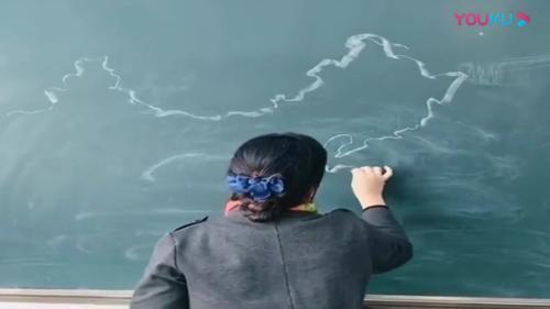 只用一支粉笔,画出这么精细的中国地图,肯定不是体育老师!